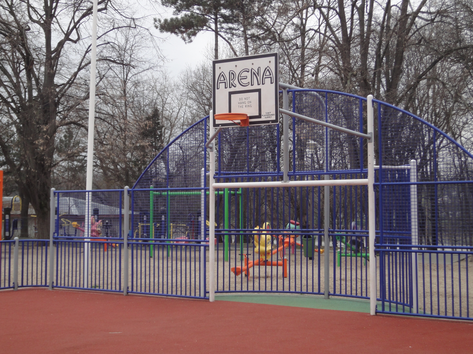 Teren de fotbal şi baschet – Enciclopedie.info